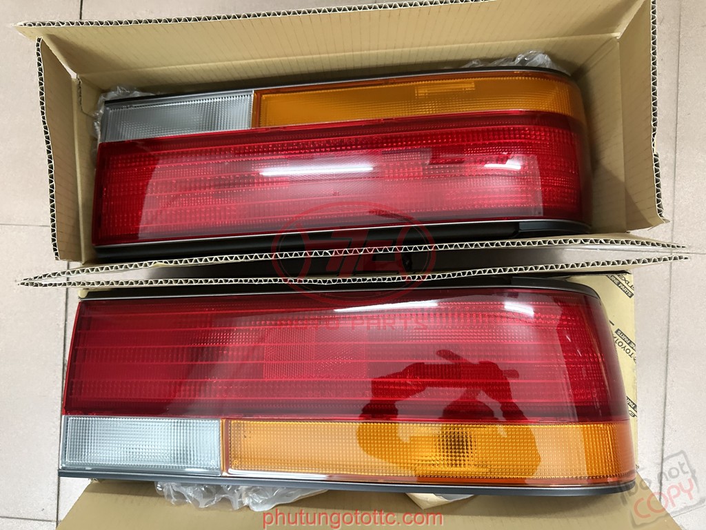Đèn hậu Crown 3.0 JZS133 Royal (Mã 8156130640 - 8155130640) chính hãng ...