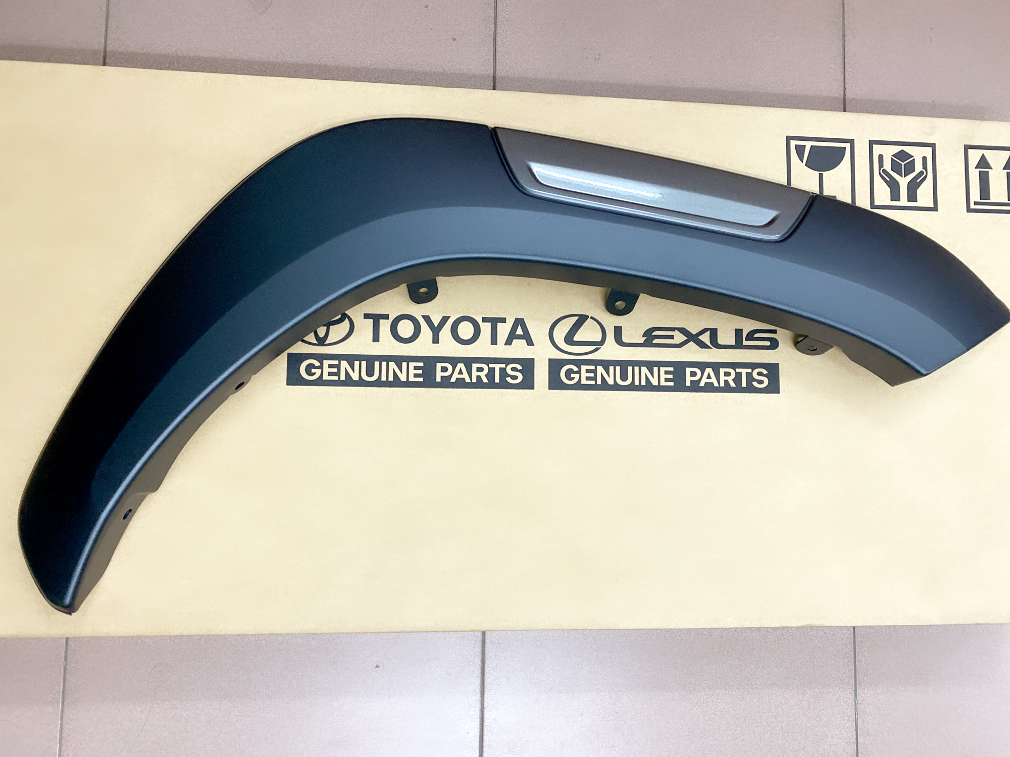 Ốp phồng tai xe trước Hilux 2021 (Mã 53087YP010) chính hãng - Giá tốt 2025